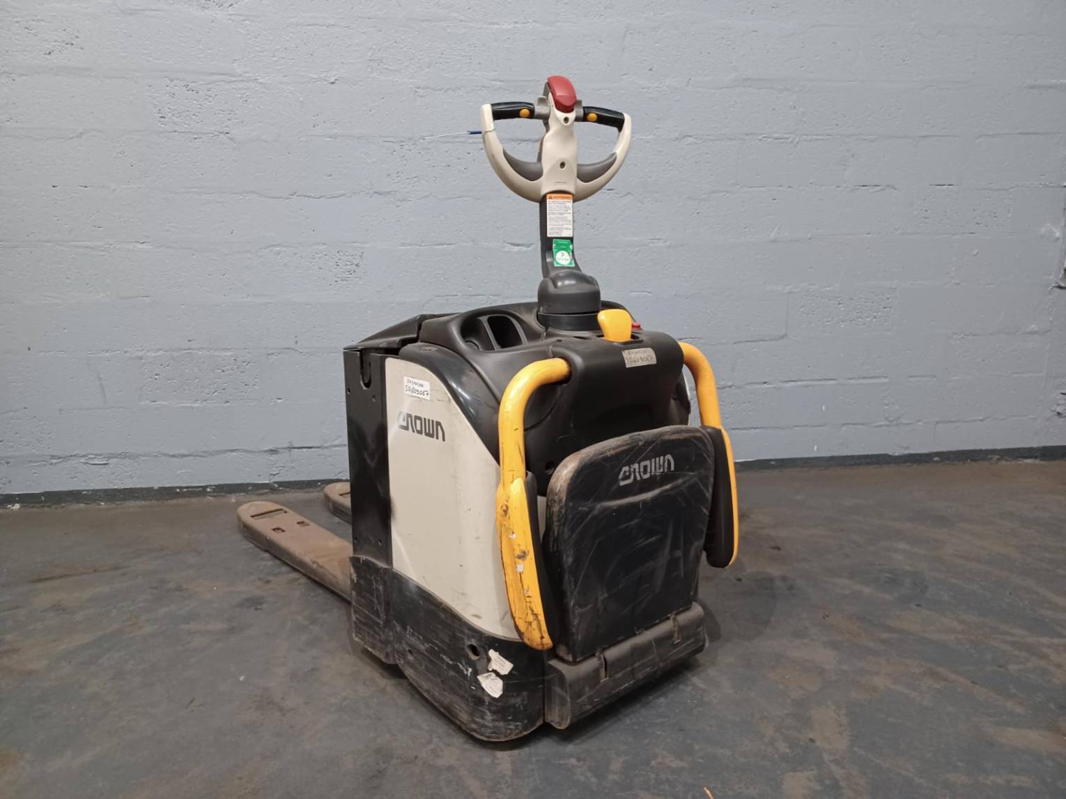 Handling equipment Crown on sale at CAPM Europe